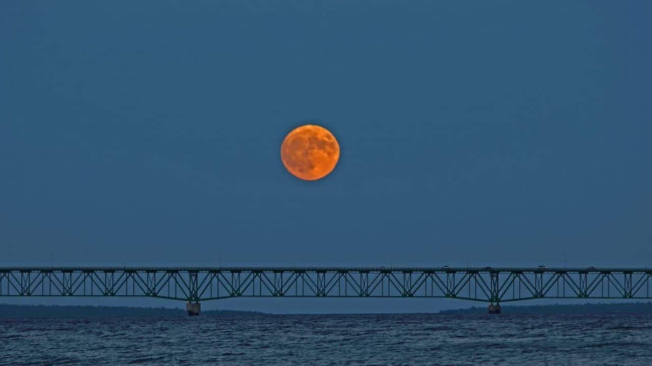 Pakistan mein ‘Super Blue Moon’ kis waqt daikhein?