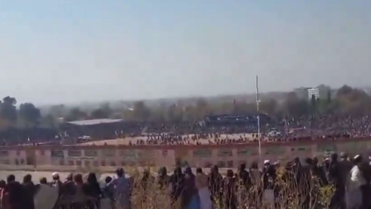 13-year-old Afghan boy publicly executes murderer; 80,000 spectators